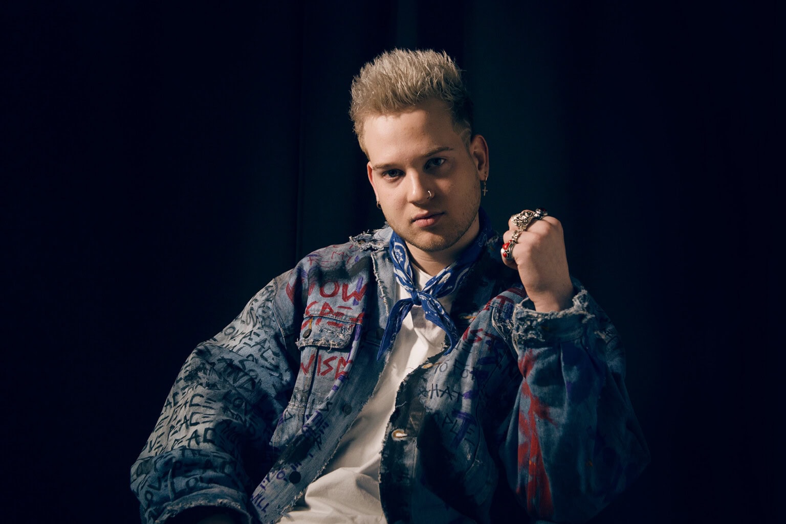 "Sä oot cringe, mä nauran sille" - Lukas Leon lataa täyslaidallisen ...
