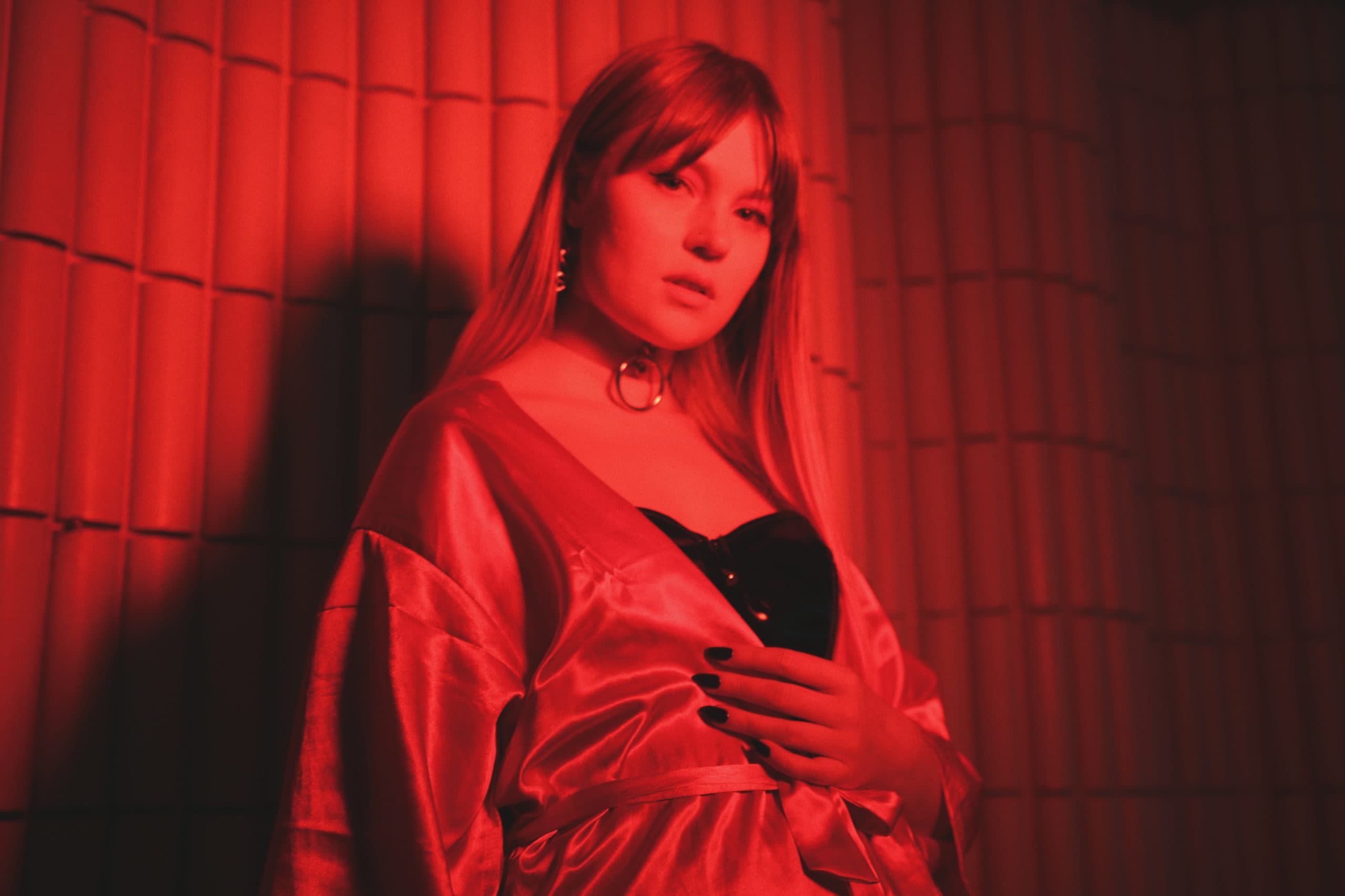 Hotellien väliaikaisuudesta ja ihmisten tappamisesta – Bambi L julkaisi ...