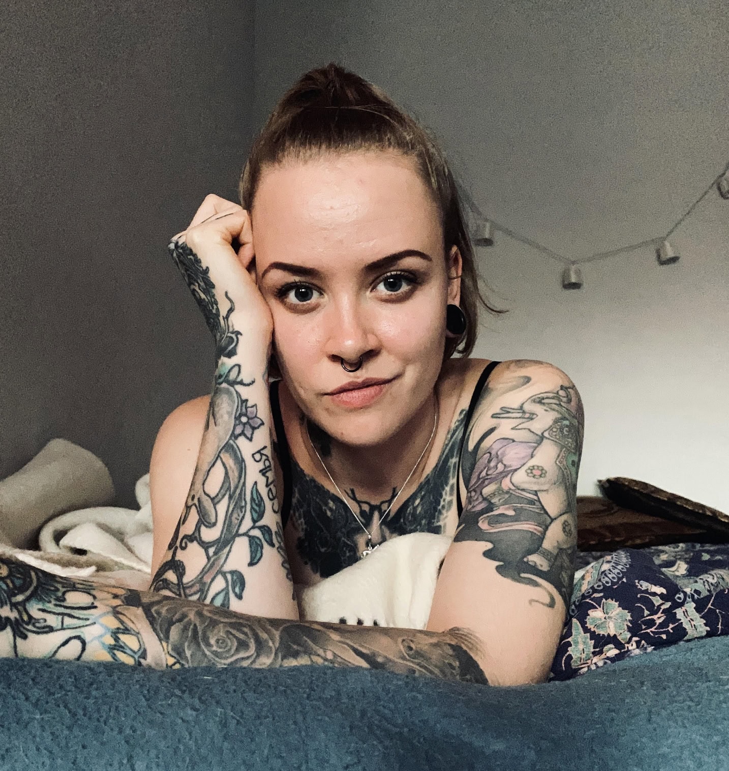 "Kai tämä tällaista laulua ja räppiä syvältä sielusta tummien sävyjen ...