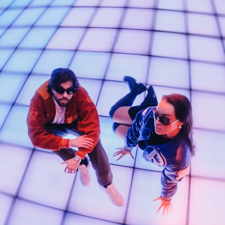 Monspille kiinnitetty Serafiina laulaa entisen rakkauden haikailusta ...