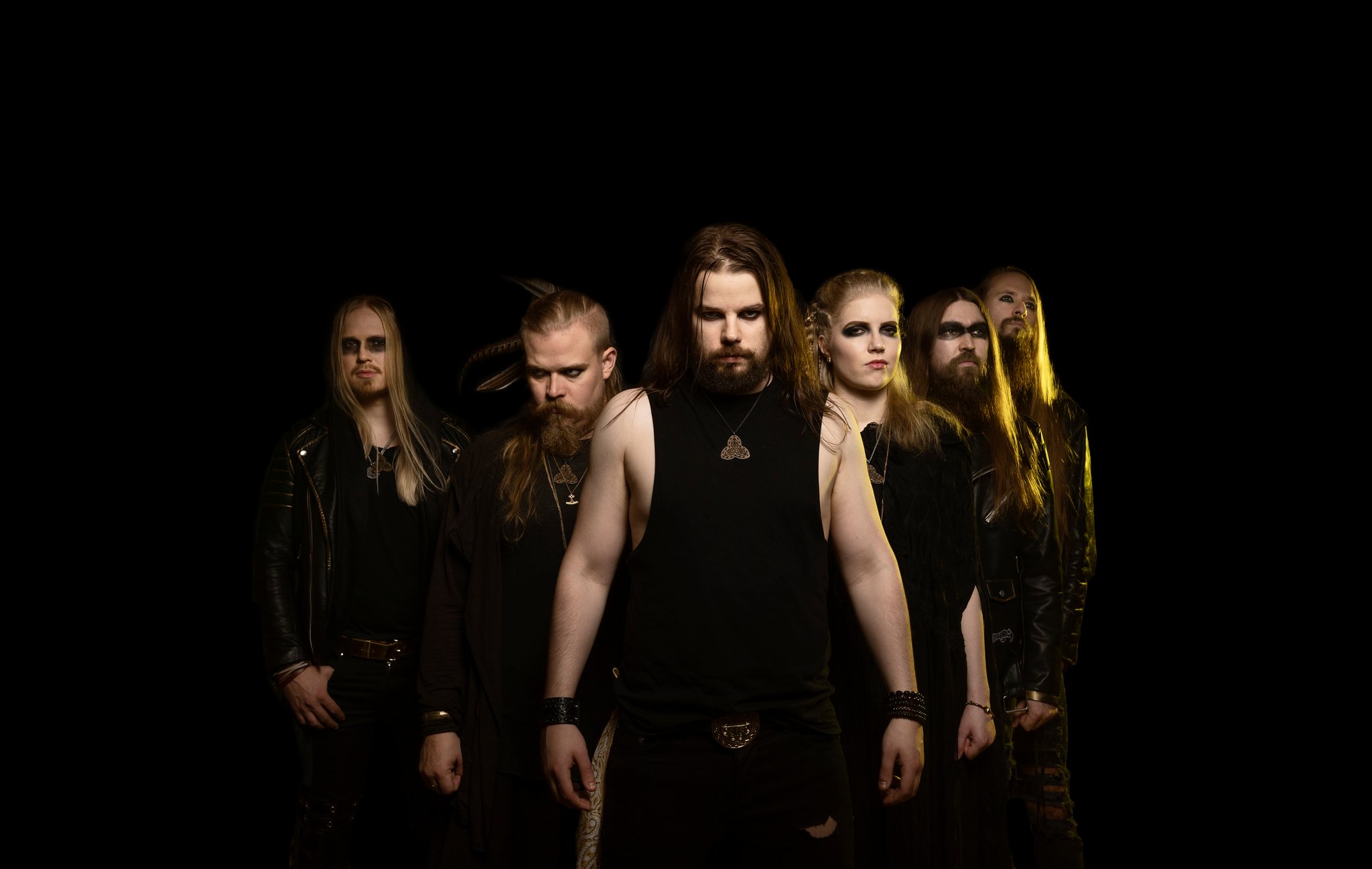 Valkeat-yhtyeen uusi kappale kertoo seikkailusta ja kaiken taakse ...