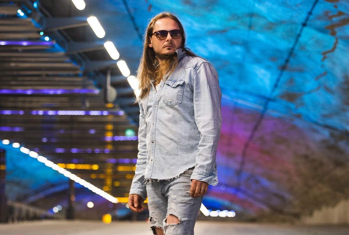 Jonne Aaron teki kappaleen työväen sankareista, joita elämä toisinaan ...