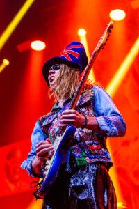 Sleepy Sleepersin 50-vuotisjuhlakeikoilla meno äityi villiksi – katso ...